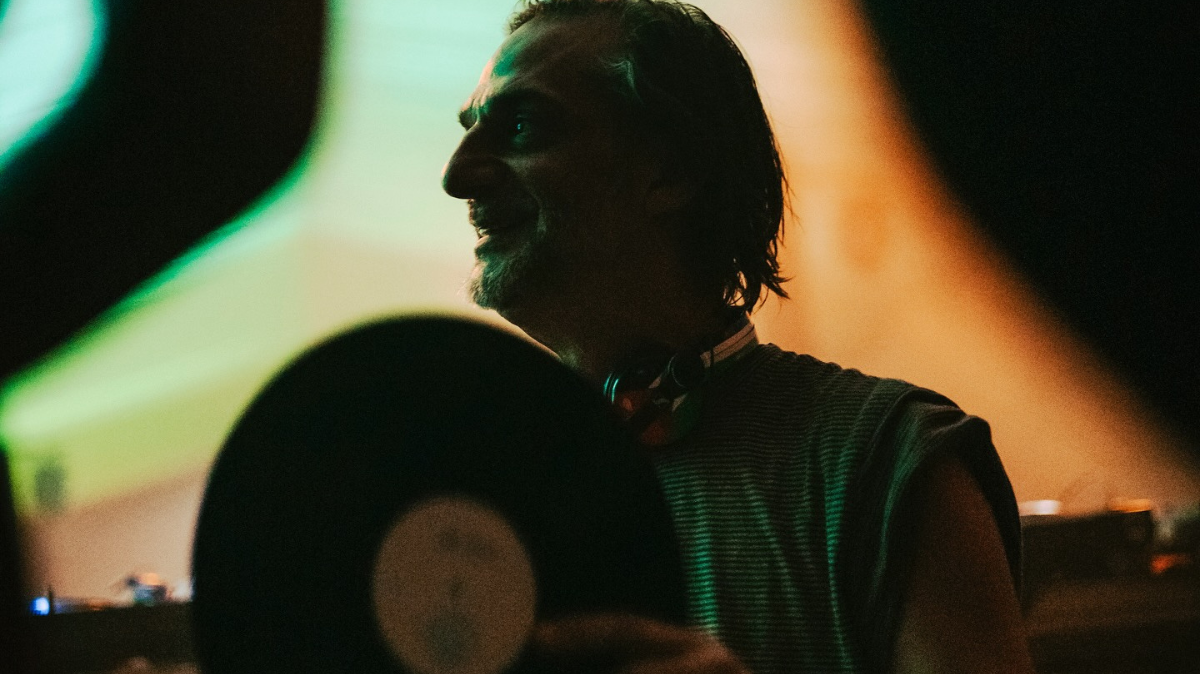 ASÍ ES CUANDO EL PADRE DE RICARDO VILLALOBOS ACOMPAÑA A SU HIJO DURANTE UN SET. - FIESTA y BULLSHIT